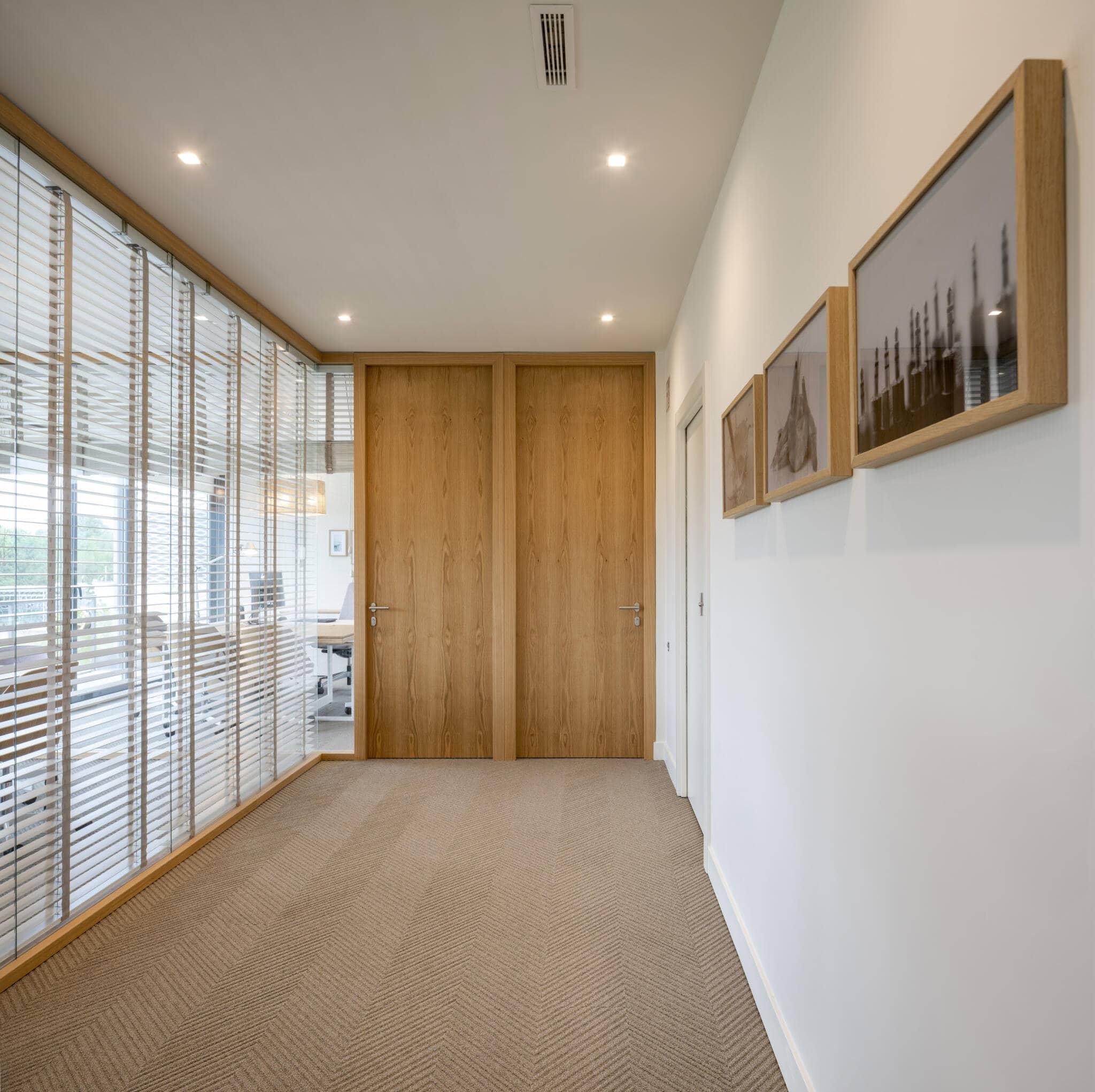 Mamparas de Madera en Oficinas | Sube interiorismo